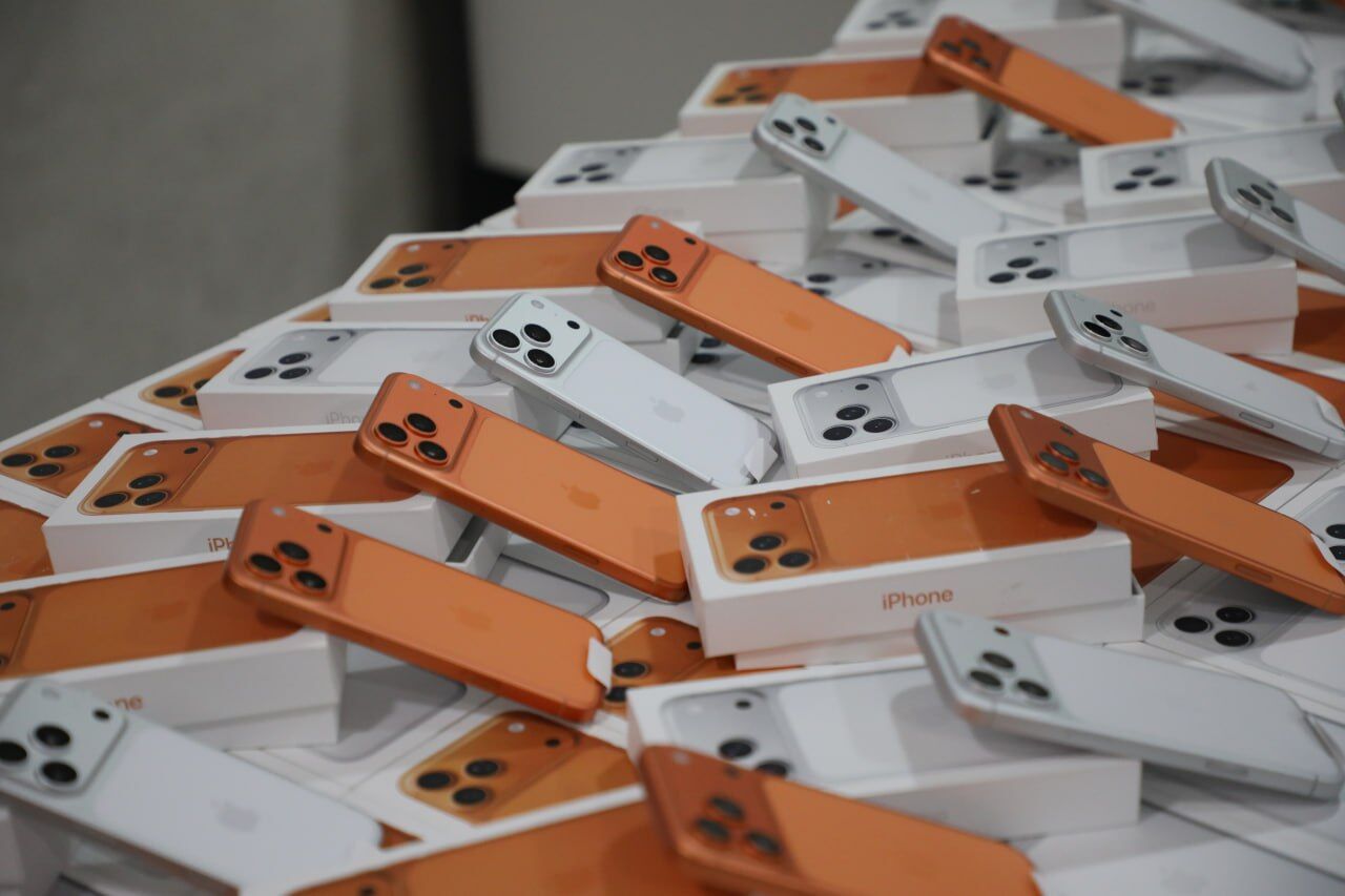 В аэропорту Ташкента пресекли попытку незаконного ввоза iPhone 17 Pro Max почти на 2 млрд сумов ...