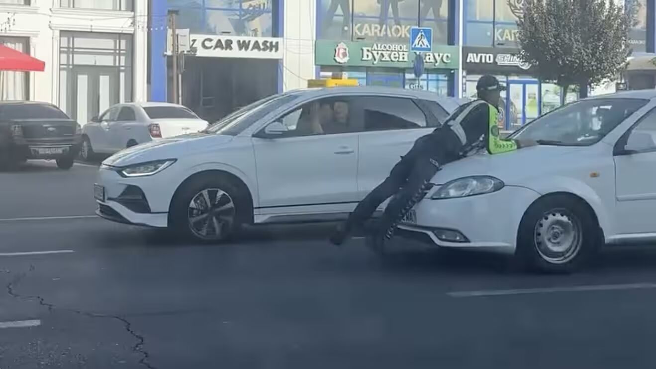 Тошкентда ЙПХ инспекторини Gentra капотида сайр қилдирган ҳайдовчи ушланди — видео - UzNews.uz