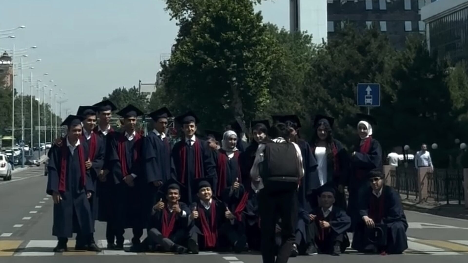 Тошкентда йўл ўртасида расмга тушган талабаларга чора кўрилди — видео - UzNews.uz